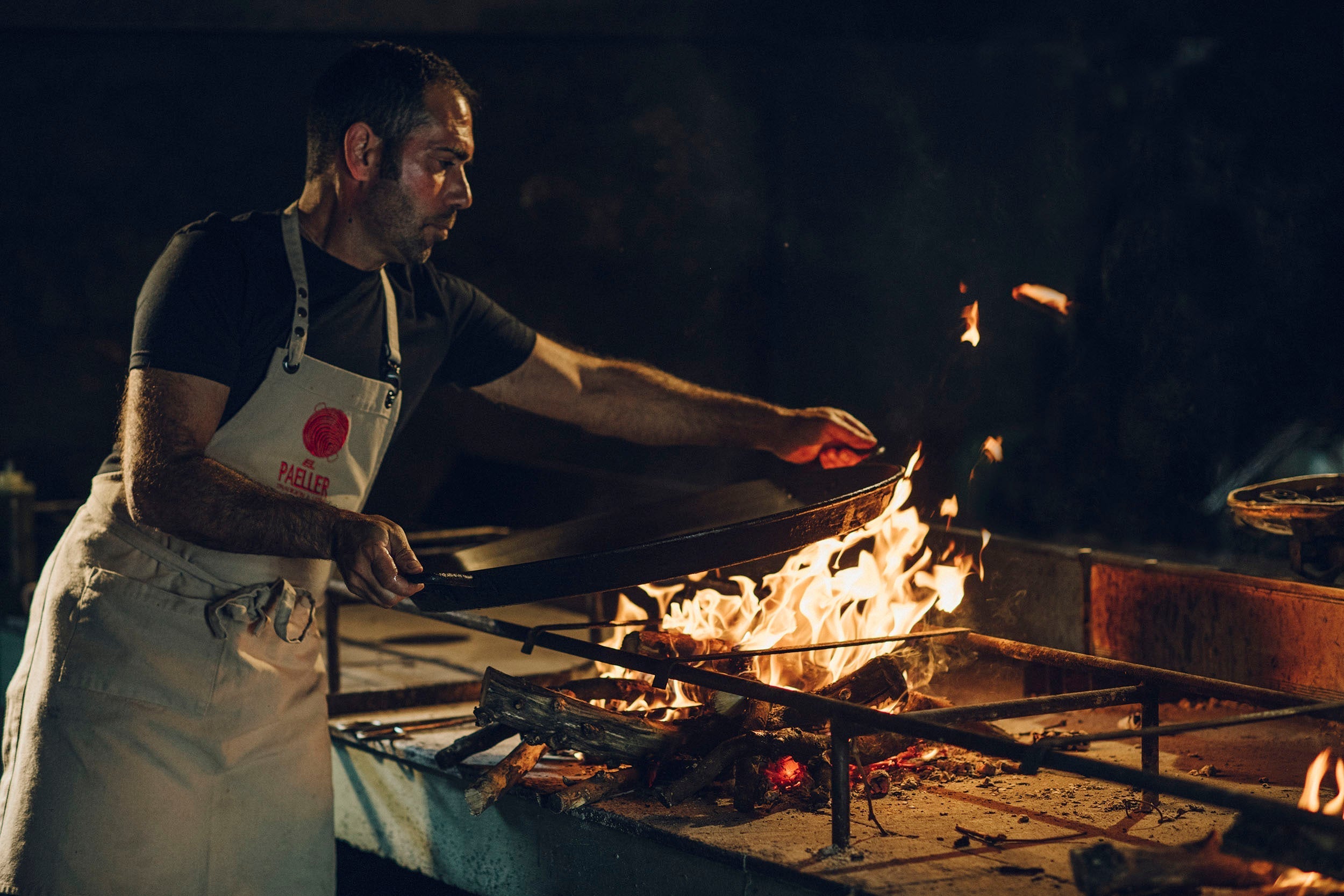 La saveur et le savoir-faire de la paella (au feu de bois). – El Paeller